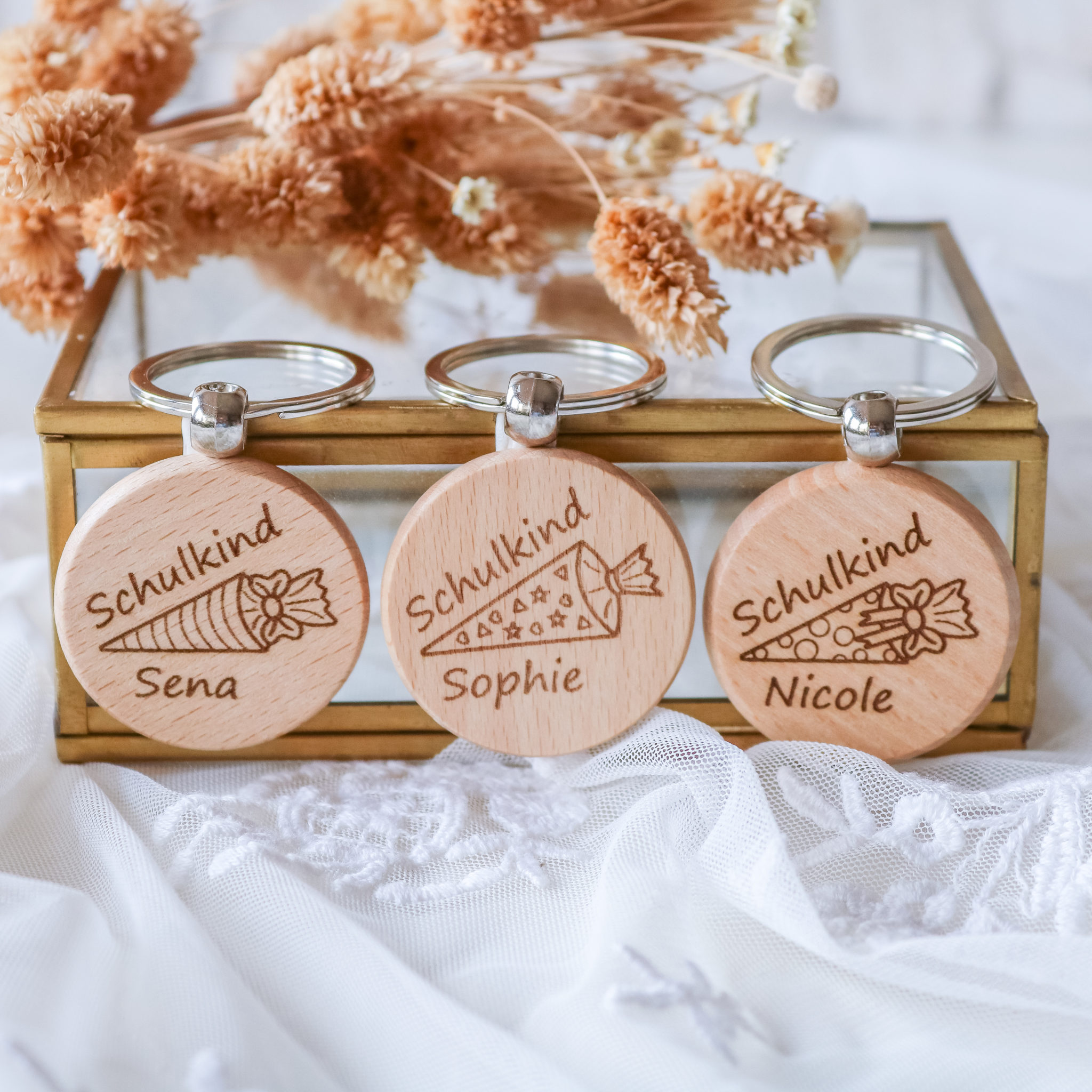 Schlüsselanhänger Schulkind Holz mit Schultüte + Gravur Name als Geschenk Einschulung | Glücksdinge